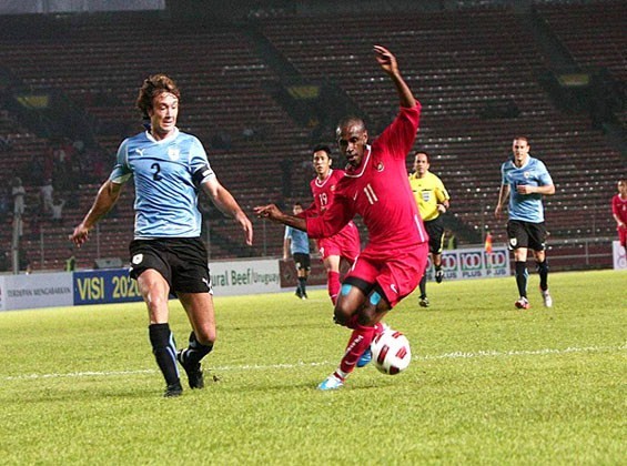 Gambar Foto Gaya Kemenangan Boaz Solossa Saat Membela Persipura - Foto ...