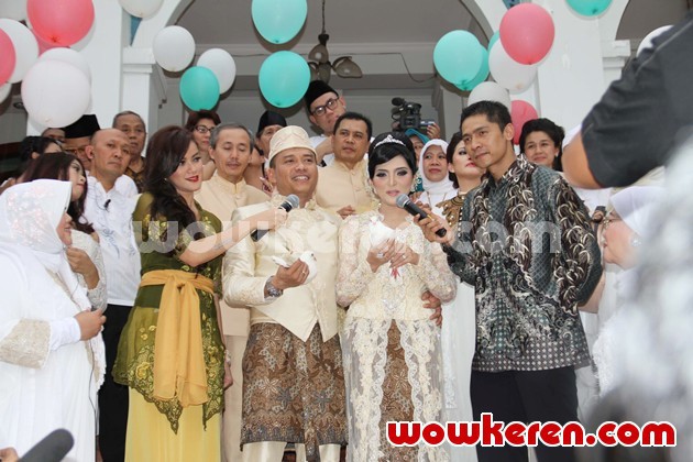 Gambar Foto Pelepasan Sepasang Burung Merpati oleh Kedua Mempelai ...