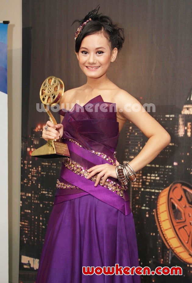 Dinda Hauw: Berita, Foto, Video, Lirik Lagu, Profil & Bio | Halaman ...