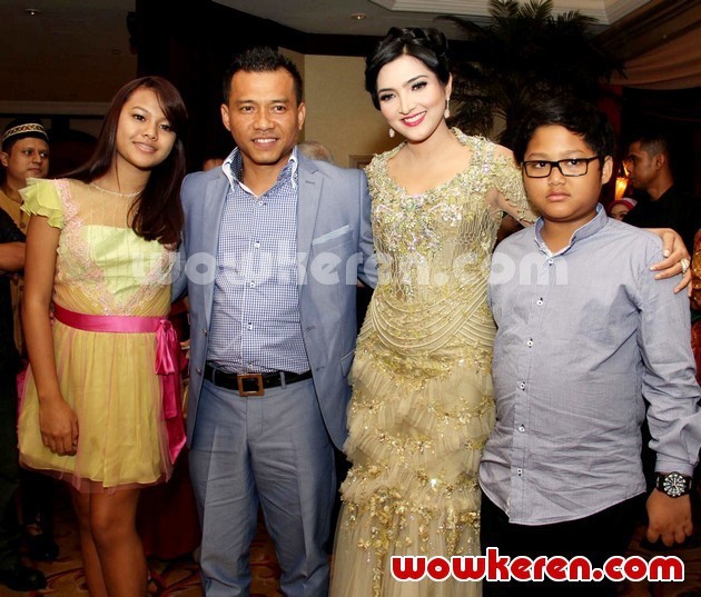Gambar Foto Anang Hermansyah dan Keluarga di Resepsi Pernikahan Ayu ...