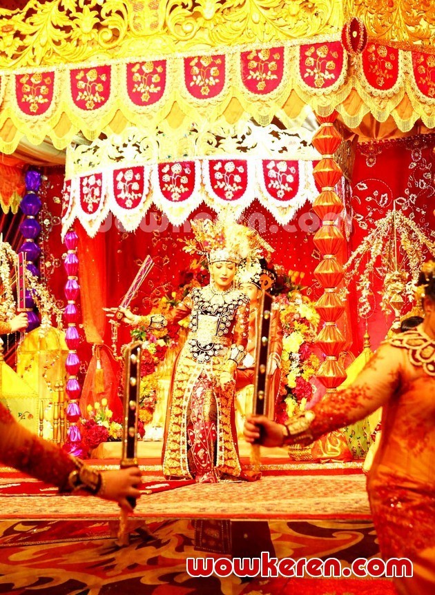 Gambar Foto Ayu Dewi Membawakan Tari Tidi di Resepsi Pernikahannya ...