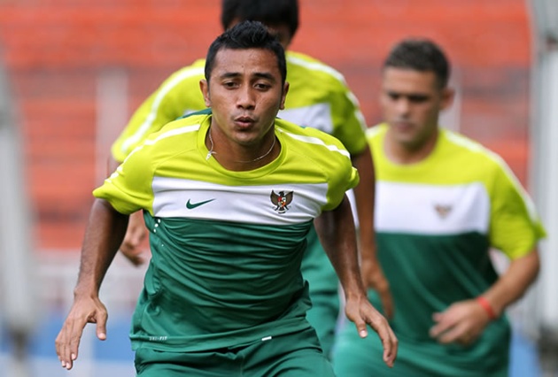 Gambar Foto Firman Utina Saat Berhasil Mencetak Gol - Foto 2 dari 7