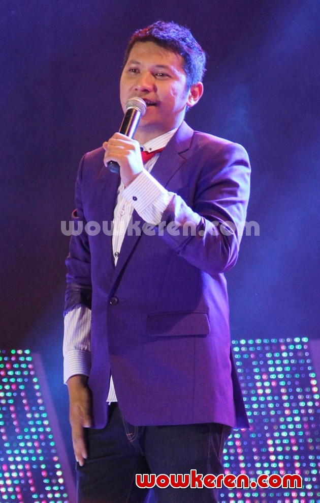 Gambar Foto Gading Marten Saat Menjadi Host Inbox Awards SCTV 2012 ...