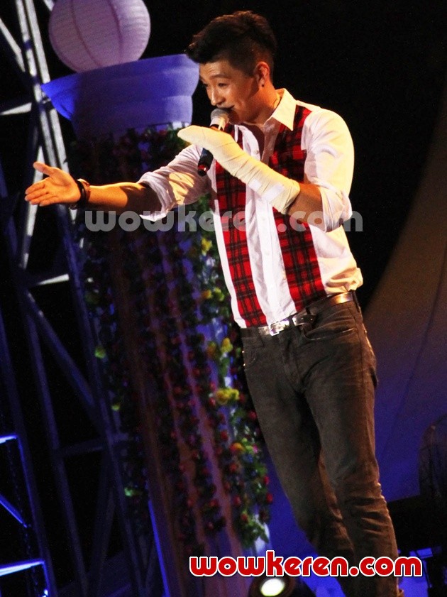 Gambar Foto Penampilan Tim Hwang di Konser 'Saranghapnida' - Foto 2 dari 15