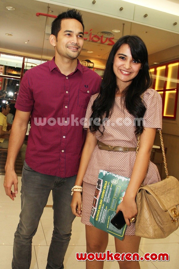 Gambar Foto Teuku Wisnu dan Shireen Sungkar Saat Ditemui di Senayan City - Foto 2 dari 28