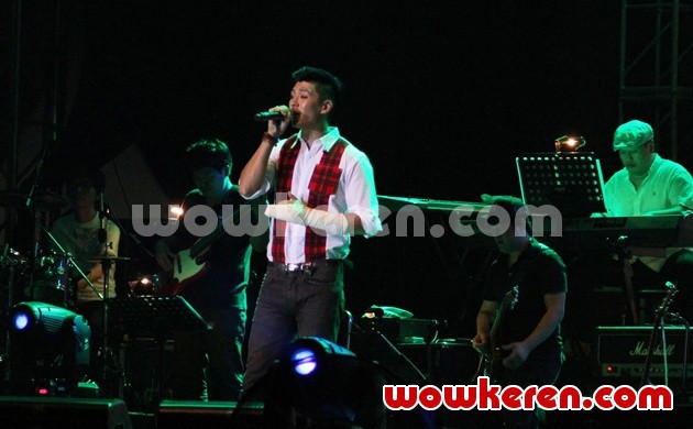 Gambar Foto Penampilan Tim Hwang di Konser 'Saranghapnida' - Foto 2 dari 38