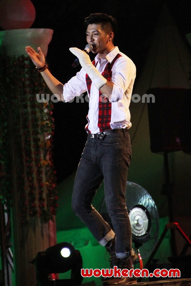 Gambar Foto Penampilan Tim Hwang di Konser 'Saranghapnida' - Foto 2 dari 38
