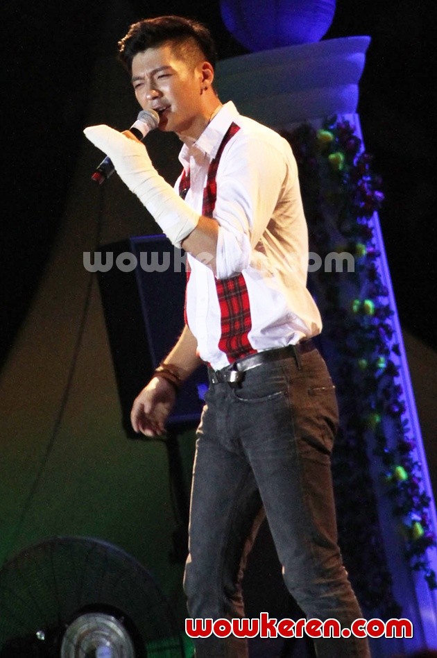 Gambar Foto Penampilan Tim Hwang di Konser 'Saranghapnida' - Foto 2 dari 38