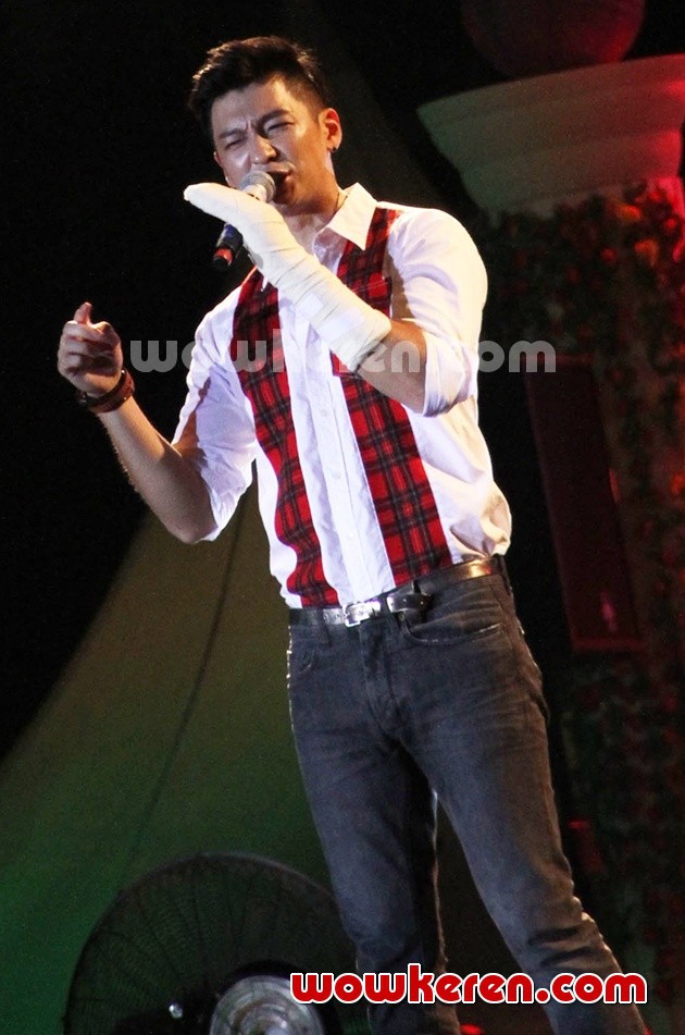 Gambar Foto Penampilan Tim Hwang di Konser 'Saranghapnida' - Foto 2 dari 38