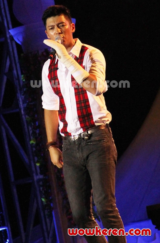 Gambar Foto Penampilan Tim Hwang di Konser 'Saranghapnida' - Foto 2 dari 38
