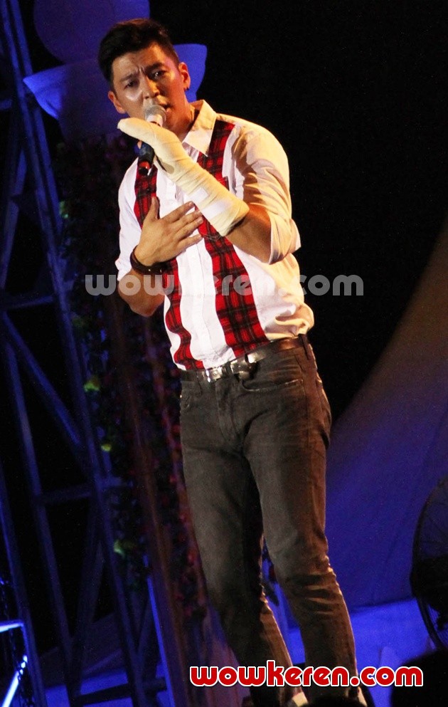 Gambar Foto Penampilan Tim Hwang di Konser 'Saranghapnida' - Foto 2 dari 38