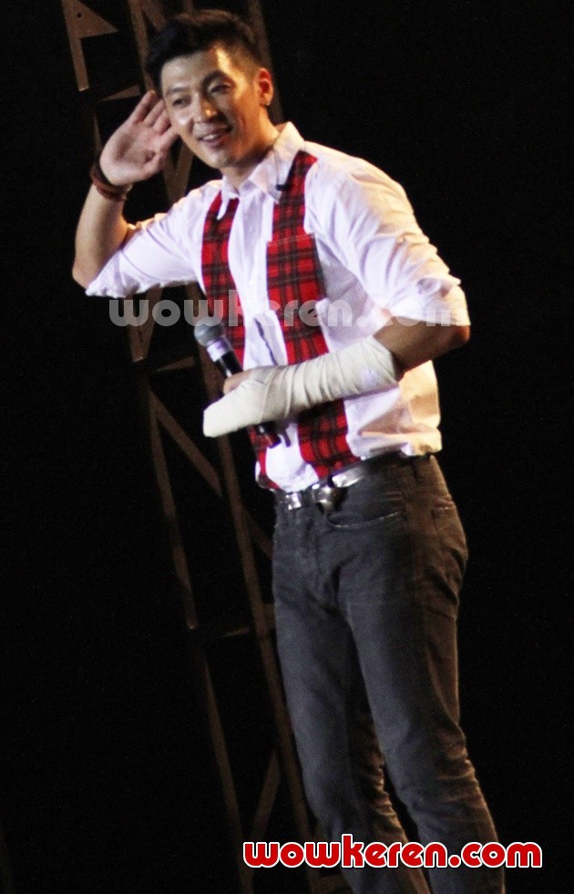 Gambar Foto Penampilan Tim Hwang di Konser 'Saranghapnida' - Foto 2 dari 38