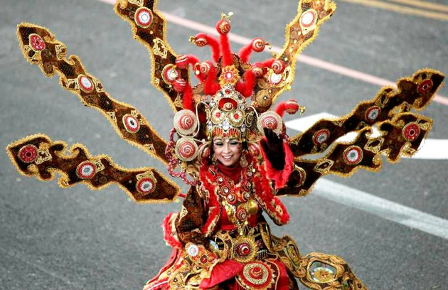 Gambar Foto Kostum 'Wonderful Indonesia' Menggunakan Hiasan Kain Batik ...