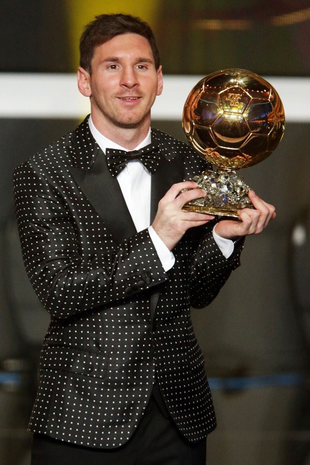 Gambar Foto Lionel Messi Berfoto dengan Trofi Ballon d'Or ke-4 - Foto 2 ...