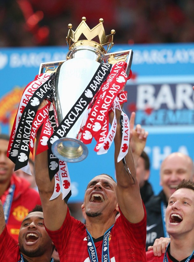 Gambar Foto Rio Ferdinand Angkat Trofi Kemenangan Manchester United ...