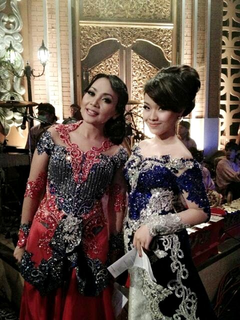 Gambar Foto Dewi Gita dan Winda Viska Saat Menjadi Sinden di Acara ...