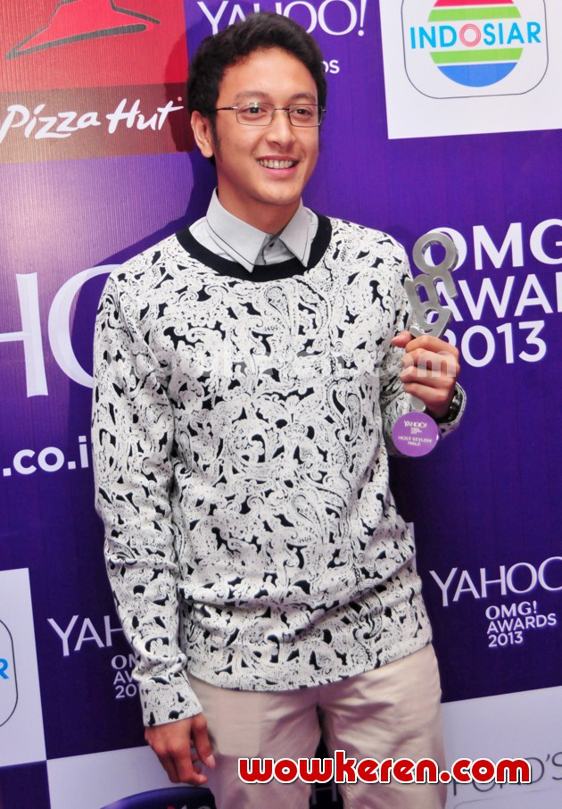 Gambar Foto Dimas Anggara Raih Piala Most Stylish Male 'Yahoo OMG ...