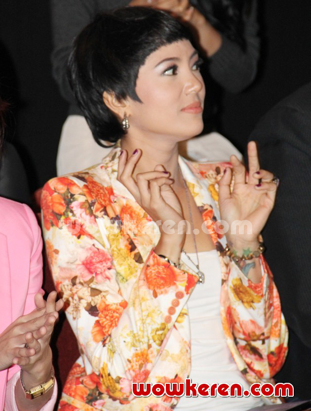 Gambar Foto Poppy Sovia di Premiere Film 'Isyarat' - Foto 2 dari 12