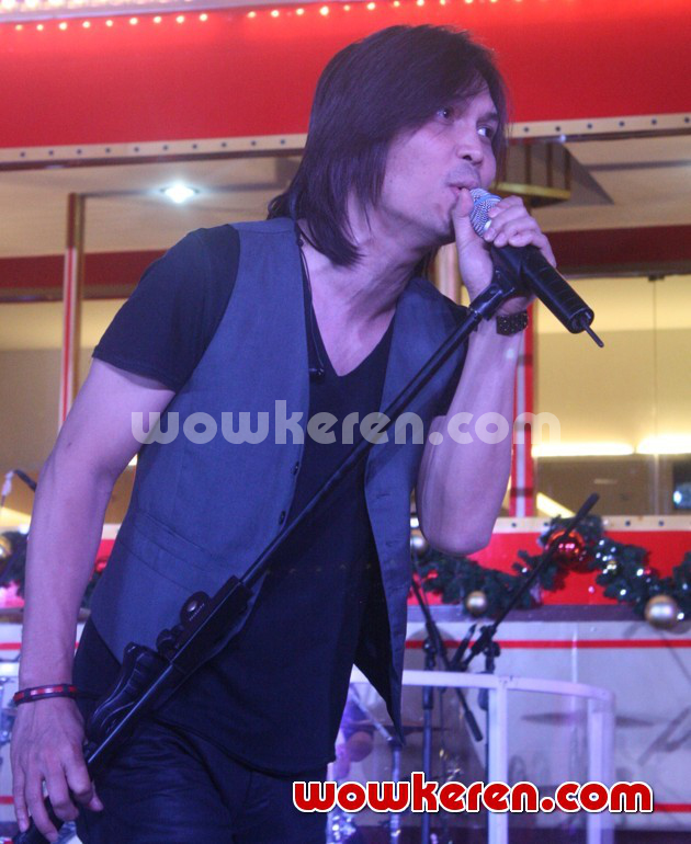 Foto Once Mekel Saat Menggelar Konser di Bekasi - Foto 2 dari 56