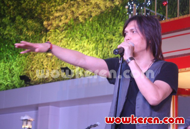 Gambar Foto Once Mekel Saat Menggelar Konser di Bekasi - Foto 2 dari 56