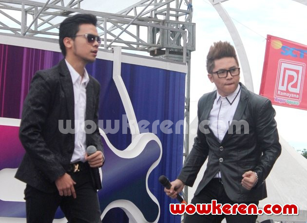 Gambar Foto SM*SH Saat Tampil di Acara 'Inbox' - Foto 2 dari 194