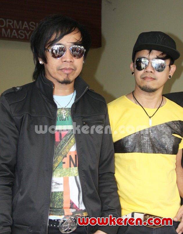 Gambar Foto Ian Kasela dan Moldy Radja Saat Datangi Mabes Polri - Foto ...