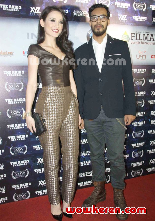 Gambar Foto Julie Estelle dan Alex Abbad di Premiere Film 'The Raid 2: Berandal' - Foto 2 dari 40