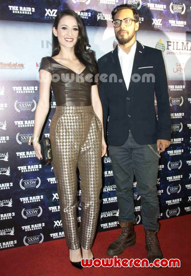 Foto Tara Basro dan Arifin Putra di Premiere Film 'The Raid 2: Berandal ...