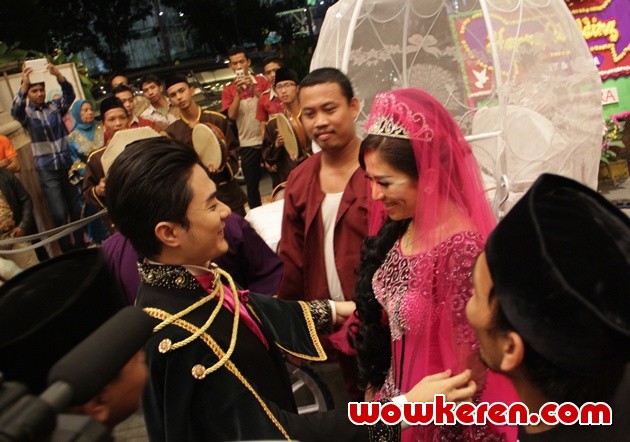 Gambar Foto Resepsi Pernikahan Cinta Penelope dan Donny Hermawan - Foto ... Gambar Foto Resepsi Pernikahan Cinta Penelope dan Donny Hermawan - Foto ...