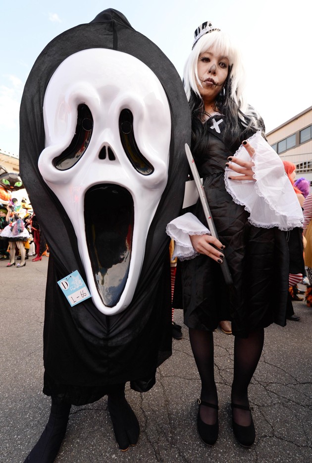 Gambar Foto Kostum Topeng Scream Meriahkan Parade Halloween Kawasaki ...