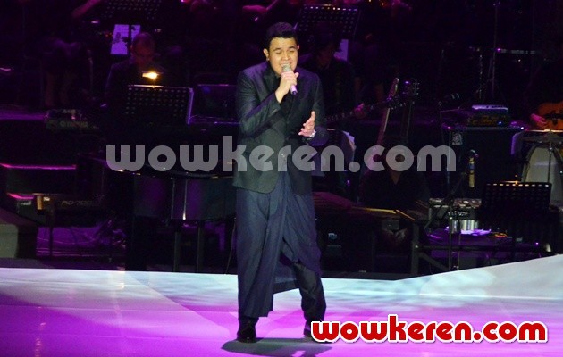 Gambar Foto Tulus Saat Tampil di Konser 'Satu Indonesia' - Foto 2 dari 87
