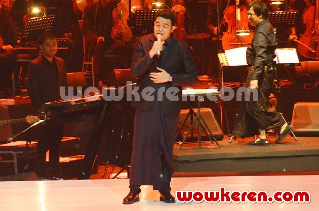 Gambar Foto Tulus Saat Tampil di Konser 'Satu Indonesia' - Foto 2 dari 87