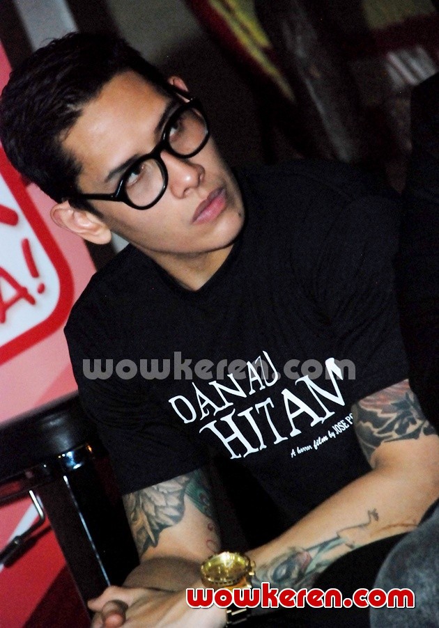 Foto Daniel Topan di Gala Premier 'Danau Hitam' - Foto 2 dari 45