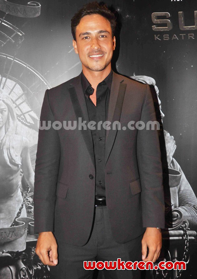 Gambar Foto Hamish Daud di Gala Premiere Film 'Supernova' - Foto 2 dari 23