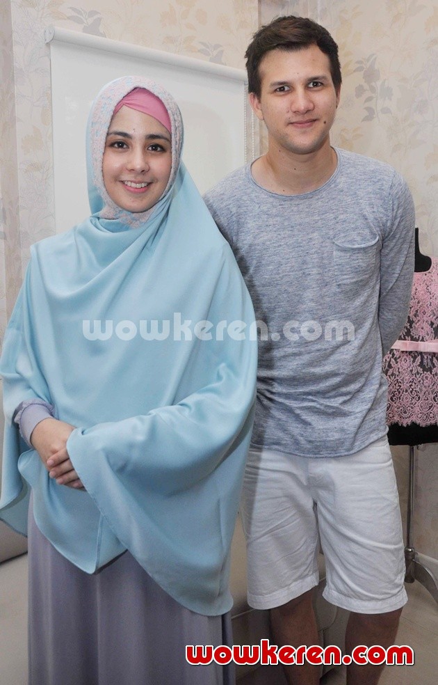 Gambar Foto Risty Tagor Fitting Baju Pengantin Didampingi Stuart Collin ...