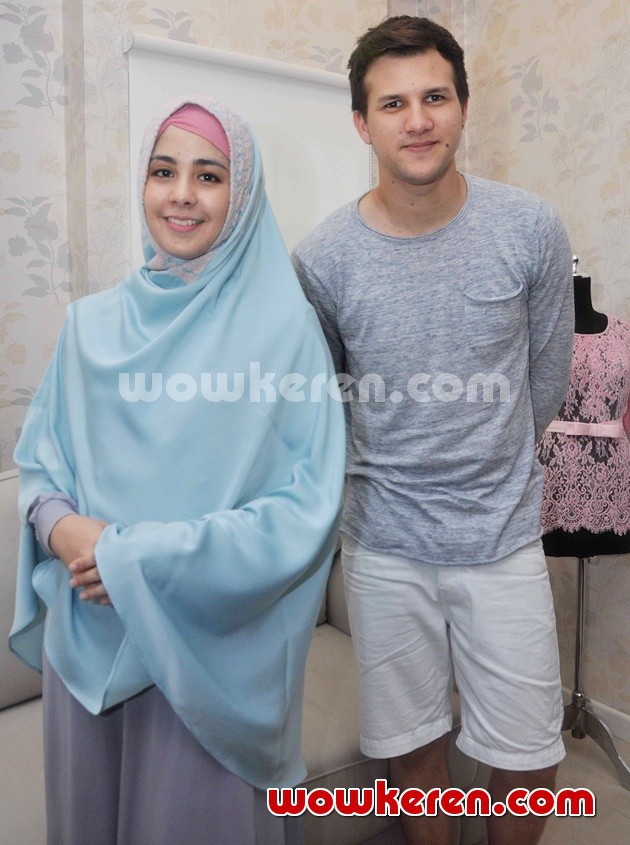 Gambar Foto Risty Tagor Fitting Baju Pengantin Didampingi Stuart Collin ...