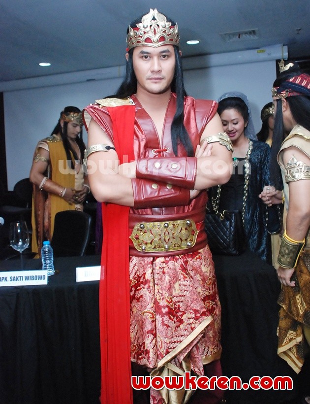 Gambar Foto Puadin Redi Fitting Baju Pengantin - Foto 2 dari 4