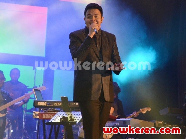 Gambar Foto Penampilan Tulus di Konser 'Dua Ruang' - Foto 2 dari 87