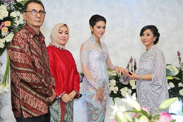 Gambar Foto Ibu Reshwara Argya Radinal Berikan Cincin ke Nabila Syakieb ...