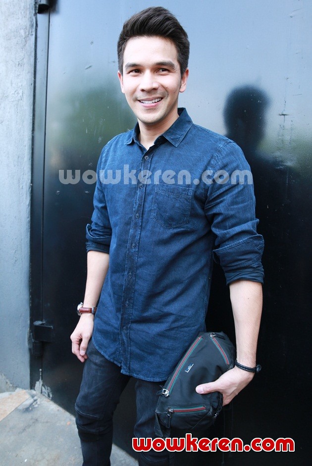 Gambar Foto Jonathan Frizzy Saat Ditemui di Studio Hanggar - Foto 2 dari 38