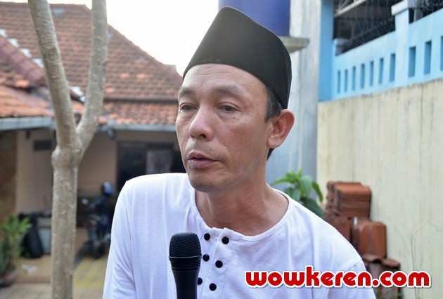 Gambar Foto Daus Separo di Pemakaman Budi Anduk - Foto 2 dari 3
