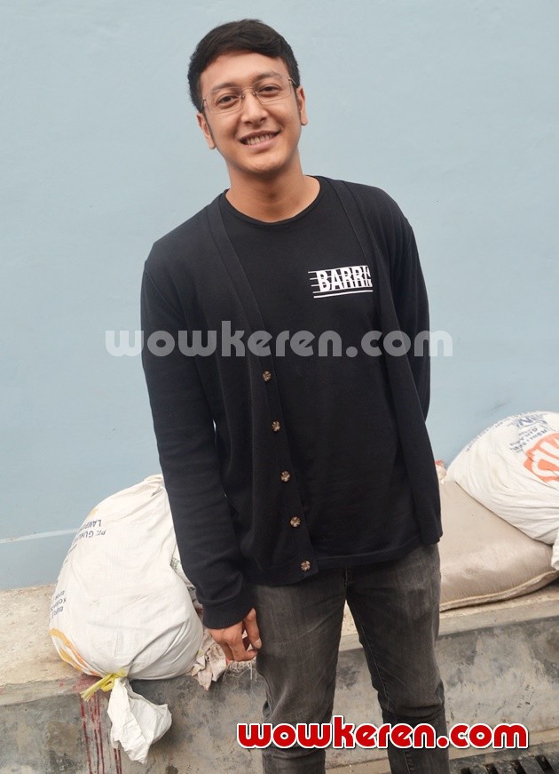 Gambar Foto Dimas Anggara Ditemui Usai Mengisi Program 'Rumpi' - Foto 2 ...