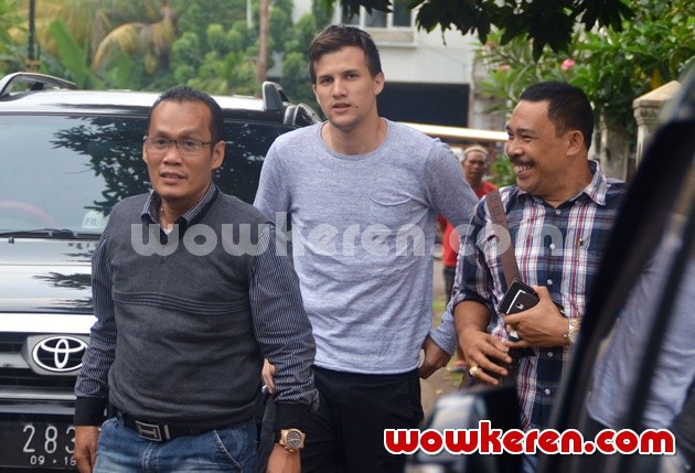 Gambar Foto Stuart Collin Kunjungi Kediaman Risty Tagor - Foto 2 dari 25