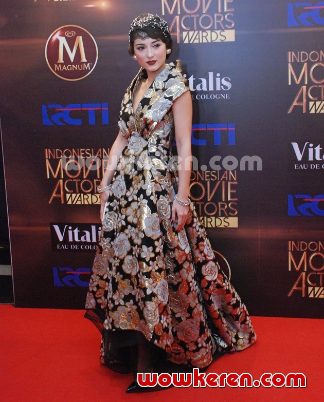 Gambar Foto Julie Estelle Hadir di Indonesia Movie Actors Awards 2016 - Foto 2 dari 54