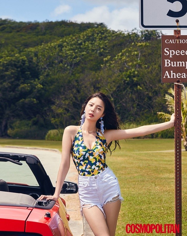 Gambar Foto Uhm Hyun Kyung Di Majalah Cosmopolitan Edisi Mei 2017 Foto 2 Dari 4