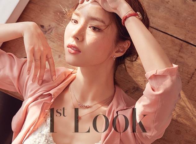 Foto Shin Se Kyung Menjadi Model di Katalog Fashion Vivien - Foto 2 ...