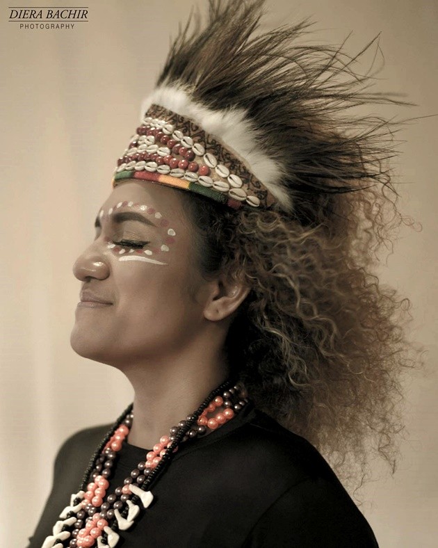 Gambar Foto Putri Nere tampil cantik mengenakan busana adat asal Papua ...