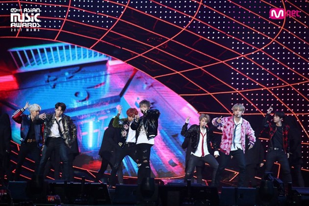Gambar Foto Penampilan BTS di panggung MAMA 2017 Hong Kong. - Foto 2 dari 114