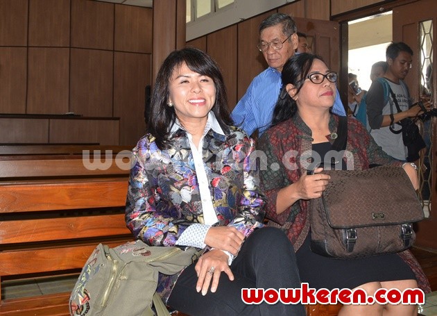 Gambar Foto Fifi Lety Indra Ditemui di Sidang Perdana Perceraian Ahok ...