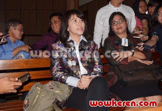 Gambar Foto Fifi Lety Indra Ditemui di Sidang Perdana Perceraian Ahok ...